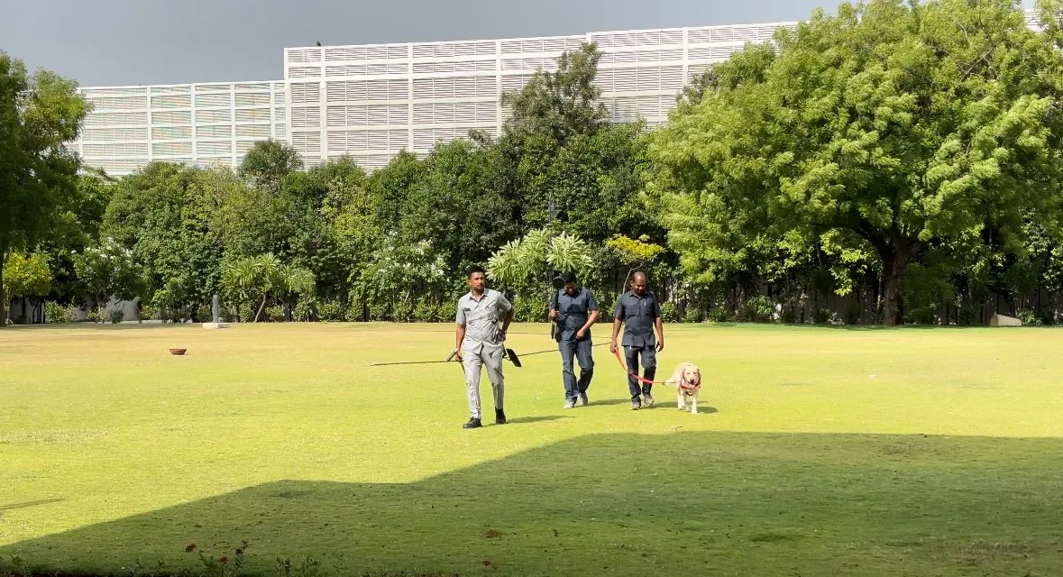 Telangana Praja Bhavan: ప్రజా భవన్ లో బాంబు ఉందని బెదిరింపు విస్తృత ...